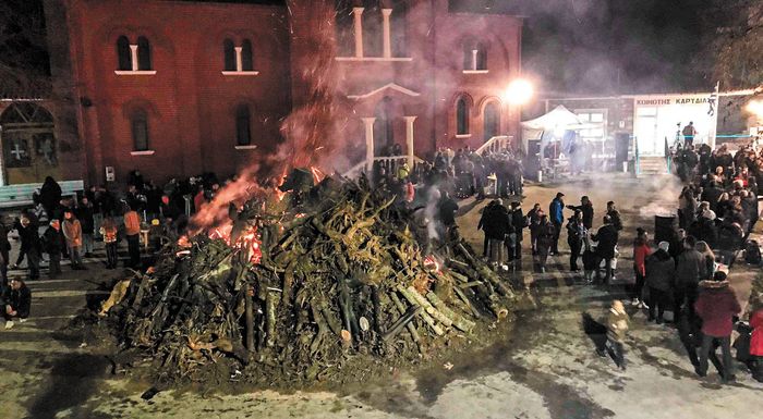 «Κόλιντα Μπάμπω»: Το έθιμο της φωτιάς αναβιώνει στην Κορυφή Πέλλας