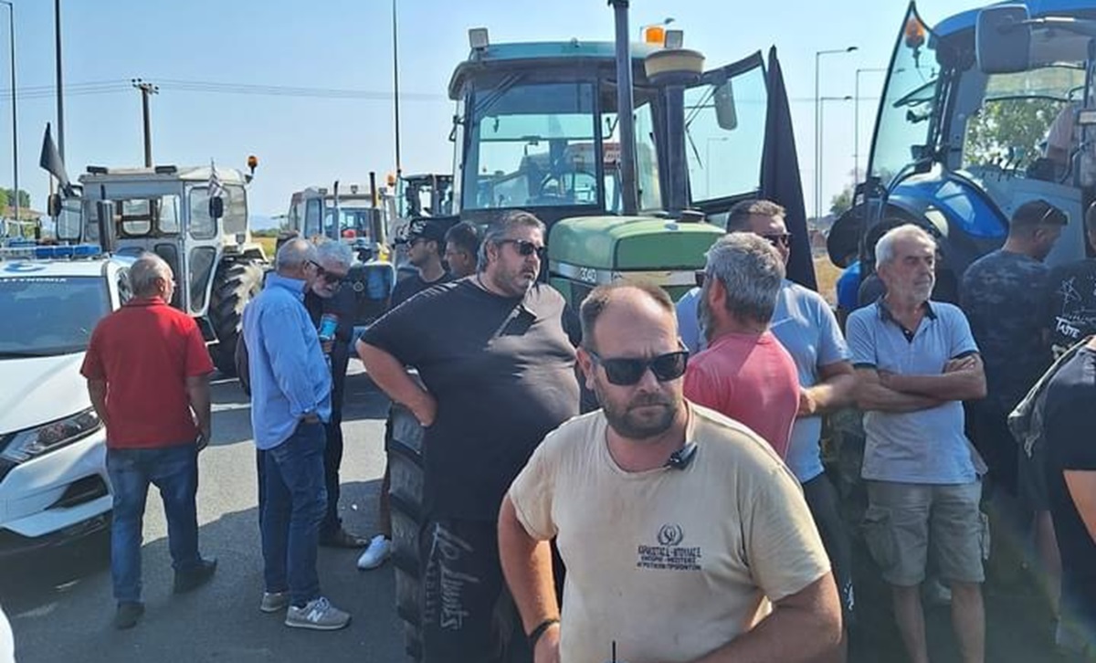 Με τρακτέρ η κινητοποίηση των αγροτών της Καρδίτσας στον κόμβο στην Ε-65