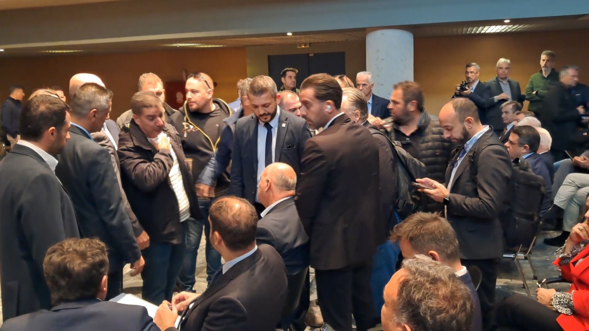 Ένταση στη Βοιωτία: Αγρότες της Λιβαδειάς “περικύκλωσαν” τον Κώστα ...